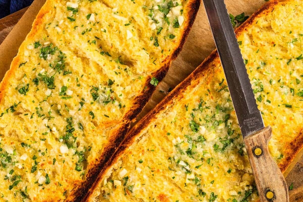 25 Garlic and Cheesy Bread Recipes - PinkWhen