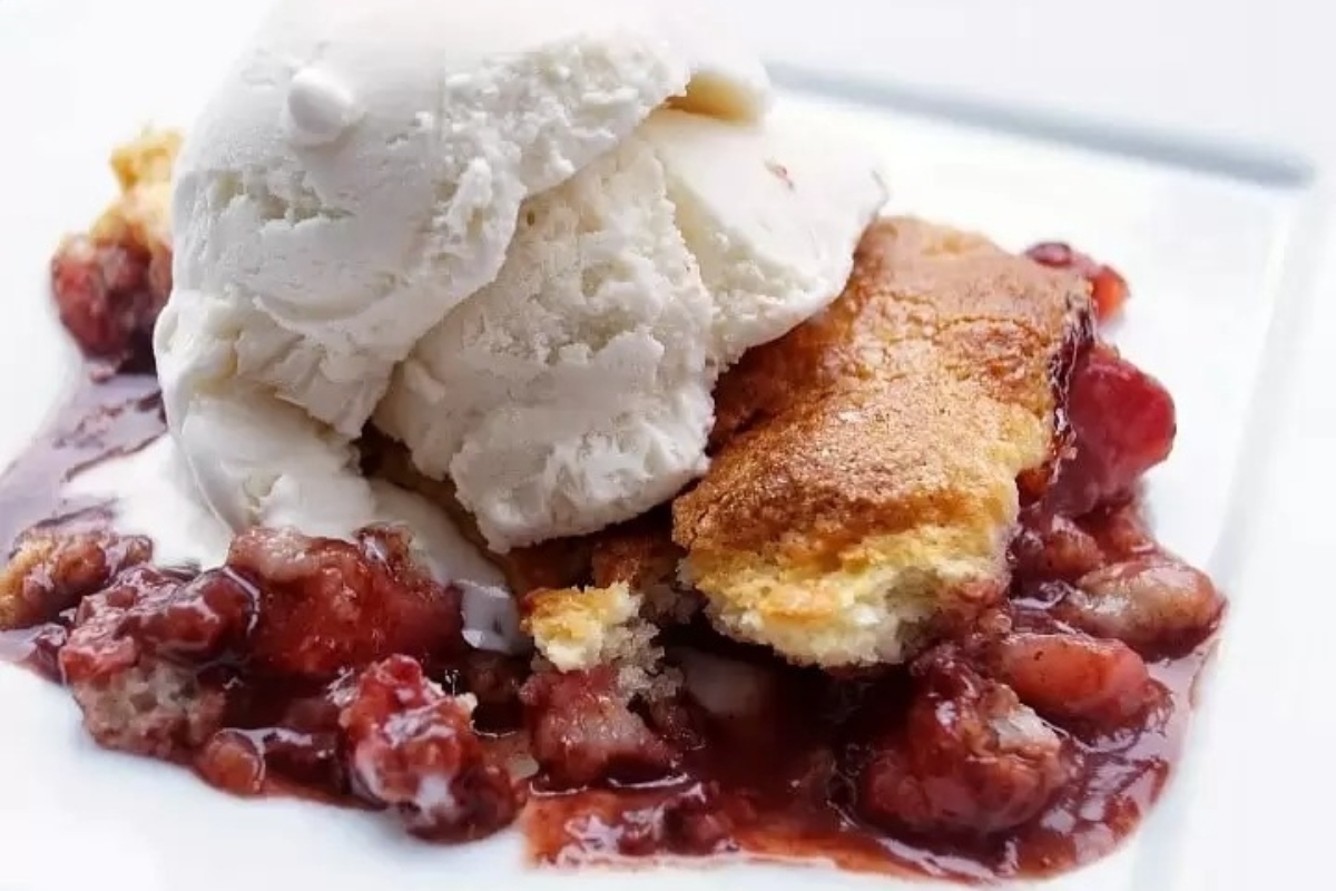 Fruit Cobbler and Crisp Recipes for Delicious Desserts Everyday - PinkWhen